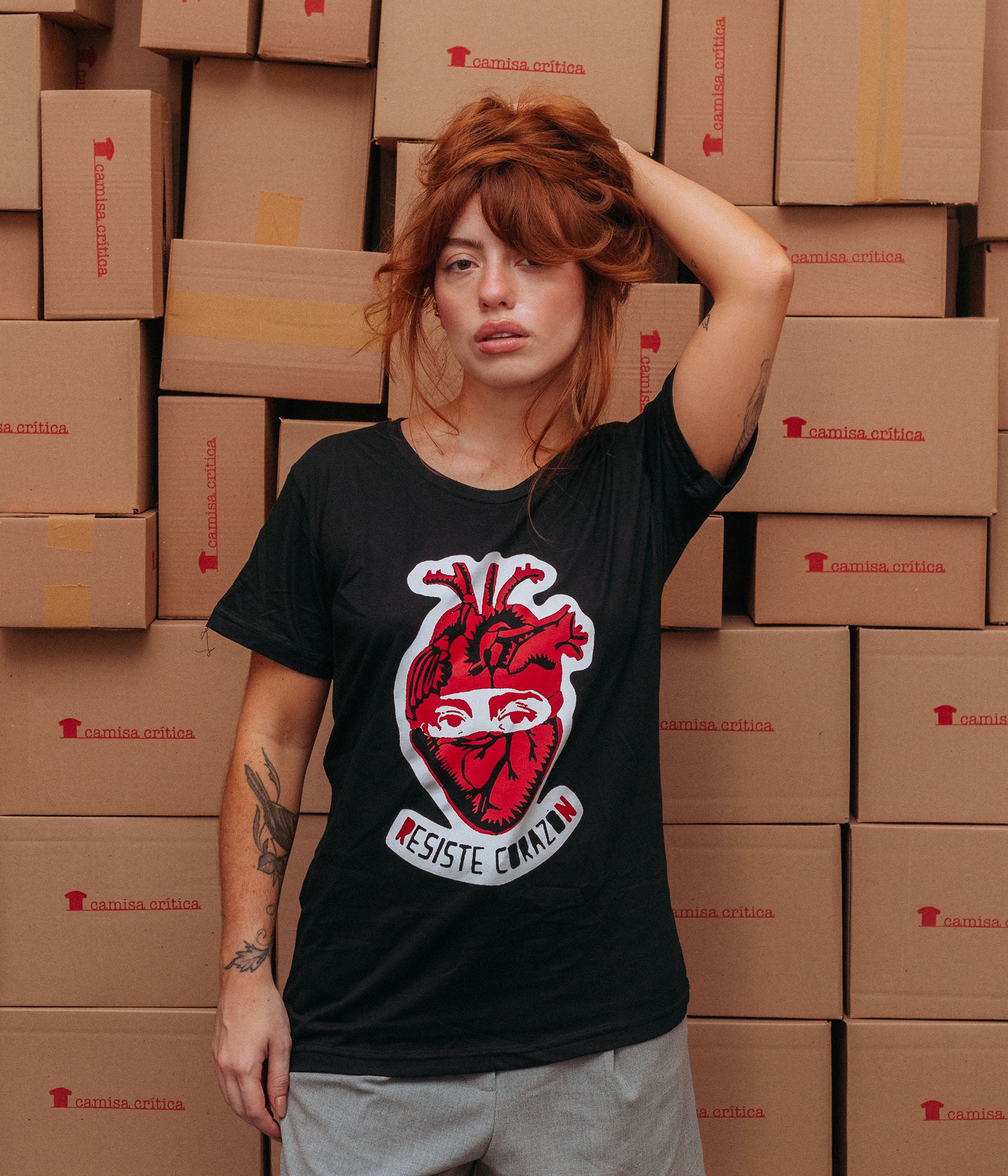 Camiseta Baby Look Resiste Corazon – Camisa Crítica